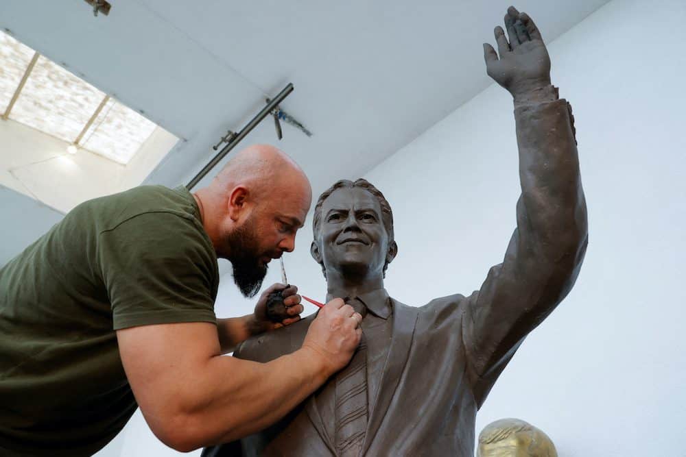 Statue to Tony Blair honours 'Tonibler' cult in Kosovo
