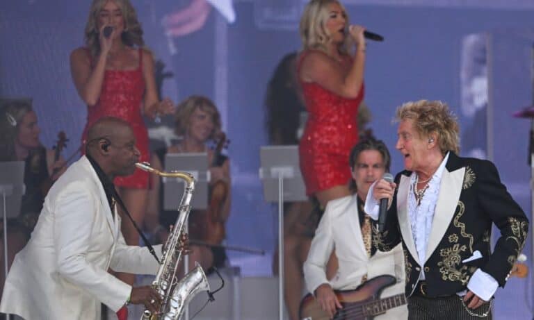Rod Stewart Joined By Ronnie Wood And Lulu In Glastonbury Legends Slot